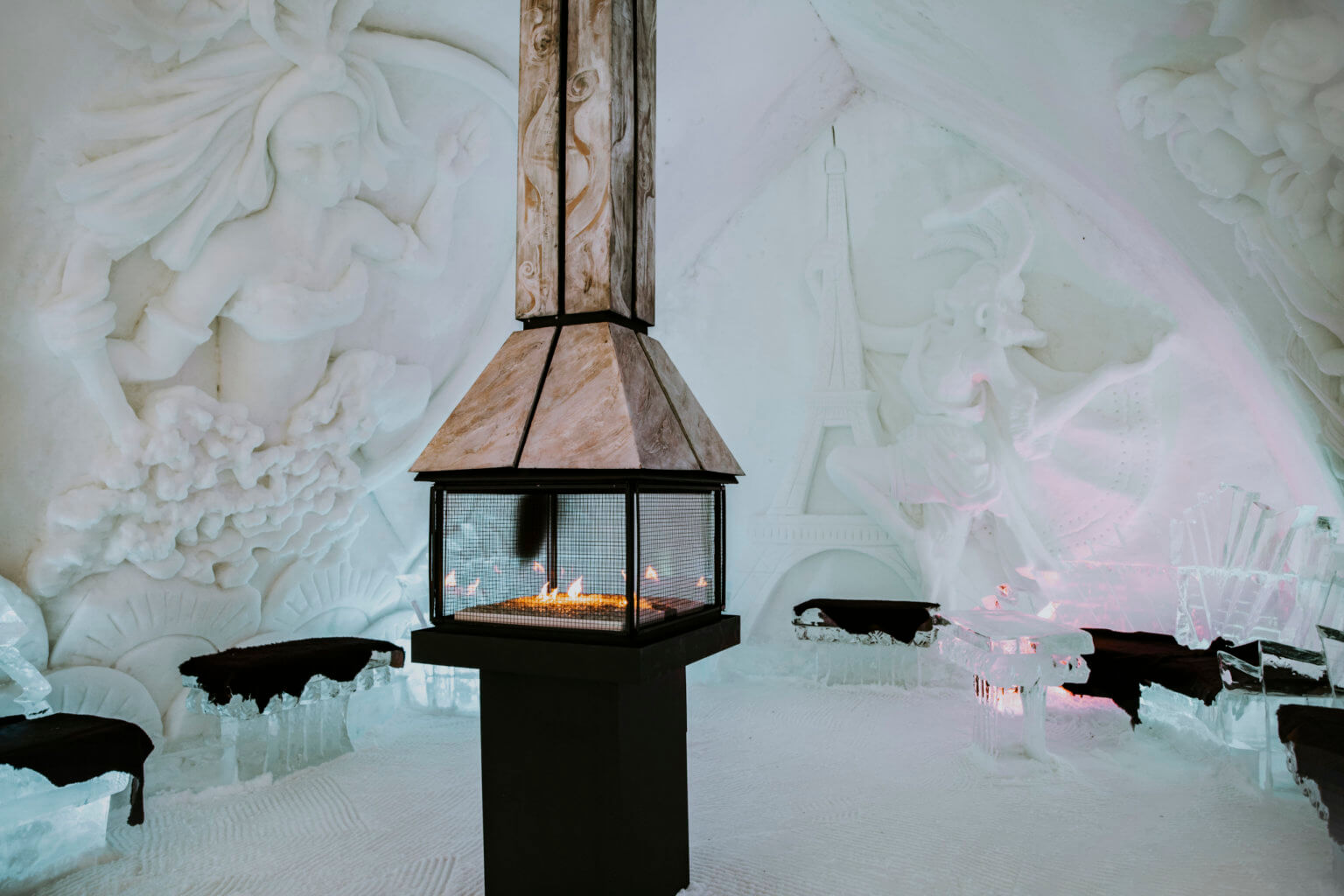 A Peak Inside Québec's Ice Hotel - Landsby